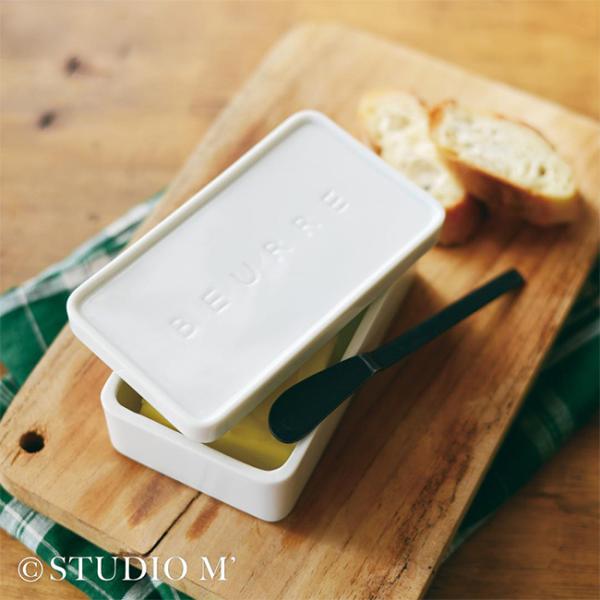 清潔感漂う、真っ白のプレーンバターケース。白磁の滑らかで透き通るような白は、テーブルやキッチンを明るくしてくれます。すっきりとした印象ながら、角の取れた四角い形とフタの「BUTTER」のロゴがアクセント。200gのバターがぴったり収まるサイ...