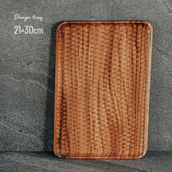 凸凹の彫り加工が映える木製トレー。カフェ風にワンプレートにしたり、ランチョンマットのようにお使いいただいてもOK。縁が上がっており、ソースがこぼれにくい形状です。天然木を使用しており、節目や小さな穴やシミ、色の濃淡、独特な模様がありますが、...