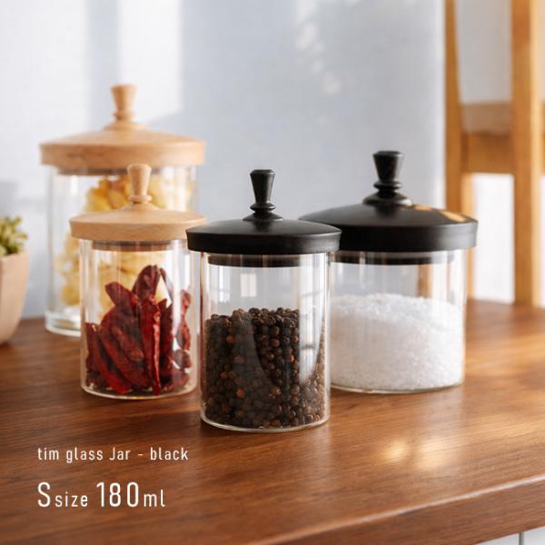 ■耐熱ガラスのクラシカルな保存容器・耐熱ガラスと木蓋を組み合わせた、シックな印象のガラスジャーです。・容量約180mlで、スパイスやコーヒーシュガーなど細かな食材の保存に便利なサイズ感。・パッキン付き木蓋が湿気を抑え、風味を保ちやすくします...