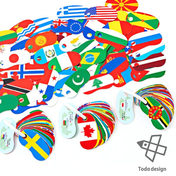 お豆のような曲線を描くやわらかなフォルム、鮮やかな色で描かれたシンプルで愛らしいイラスト、カラフルでポップなリング。パッと見ただけで、ワクワクと心が浮き立つよう！いわゆるお勉強のためのカードという印象ではなく、子どもたちが自分から「持ってみ...