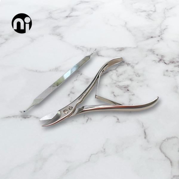 固い爪や巻き爪のカット、爪の汚れ取りや磨きまで、指先のケアが1セットで完了する爪切りとヤスリのセットです。●ニッパー爪切り弱い力でもスムーズに爪が切れる、ドイツ製の高品質ニッパー型爪切りです。「ニゲロ社」製の熟練職人による信頼のあるクオリテ...