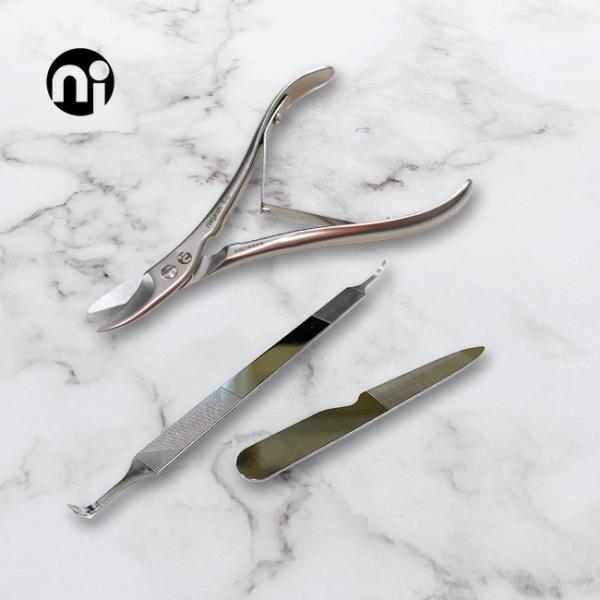 ●ニッパー爪切り…弱い力でもスムーズに爪が切れる、ドイツ製の高品質ニッパー型爪切りです。「ニゲロ社」製の熟練職人による信頼のあるクオリティで、握りやすく、刃先が薄く細いのが特徴です。皮膚に入り込みやすい形状なので、巻き爪や薄い爪、小さい爪に...