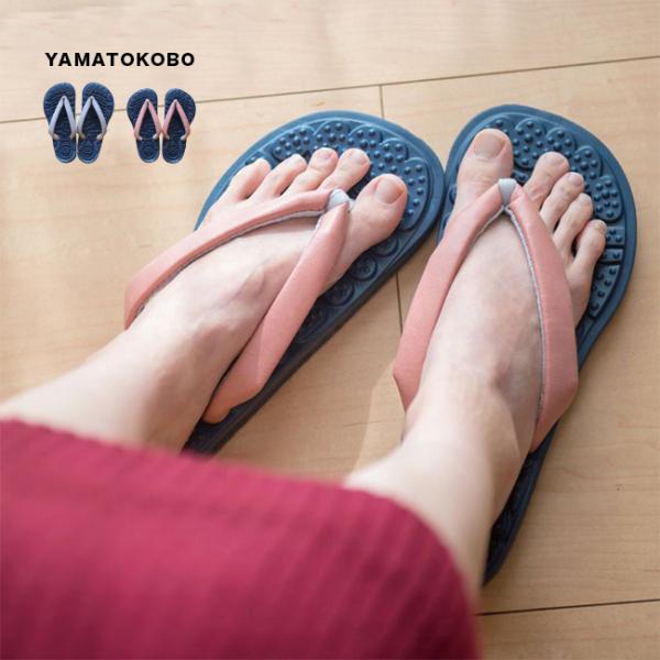 日本の雪駄職人が作る、室内用の足つぼ健康サンダルです。反射区（足ツボ）の位置に凹凸設計したインソールが、履くだけで心地よく足裏を刺激してくれます。とくに「湧泉」というツボが一番刺激されるように設計しています。湧泉は万能のツボとも呼ばれ、足裏...