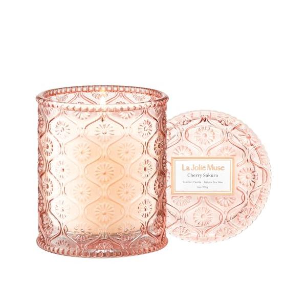 サクラ/-/-・ScentName:サクラ・ジャーキャンドル- デイジーを施した高級感のあるグラスジャー。お部屋のインテリアにもぴったり。キャンドルとして使用し終わった後も、花瓶、ブラシホルダー、収納ジャーとしてお使いになれます。・サクラの...