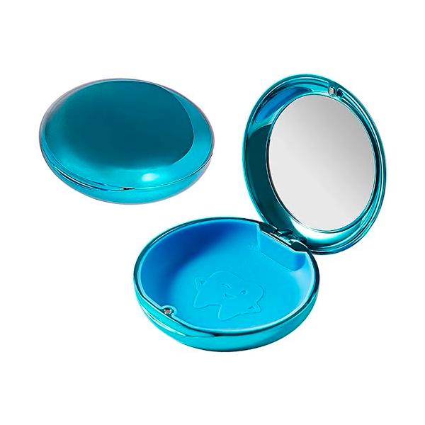 多機能なリテーナーケースシリーズ 持ち運び便利で、口腔ケアと自信をサポート！円形 メタルブルー/-/XL-0090・スリムでスタイリッシュ 薄型でファッショナブルなデザインのマウスピースケースです。サイズは8.7 x 8.7 x 2.7 c...