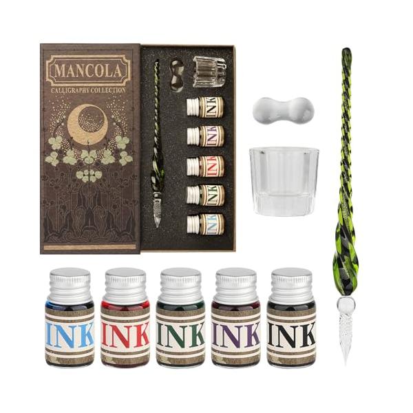 -/-/MA-GP15・商品内容ガラスペン1本、インク5本、ペン置き1点、クリーニングカップ1点・使用方法ペン先のガラスの側面に溝があり、インクに浸すと毛細管現象によってペン先のいくつかの細い溝にインクを吸い上げ補充します。一般の金属製のペ...