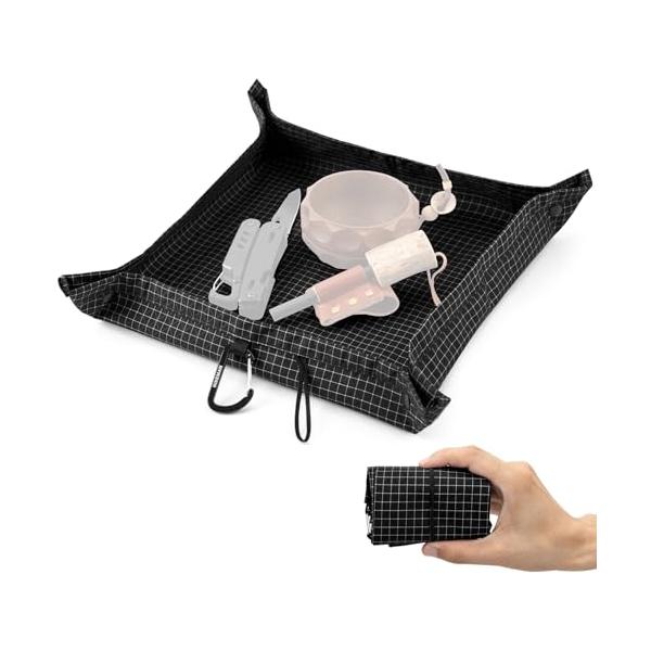 ブラック/34.5cm*34cm/HKJP-Campminisheet・Color:ブラック・「1枚3役のキャンプトレイ」：シート四隅のボタンを留めばすぐ箱型のキャンプトレイになる。ライターやペグ、ロープなどいつも散らかるキャンプギアが整理...