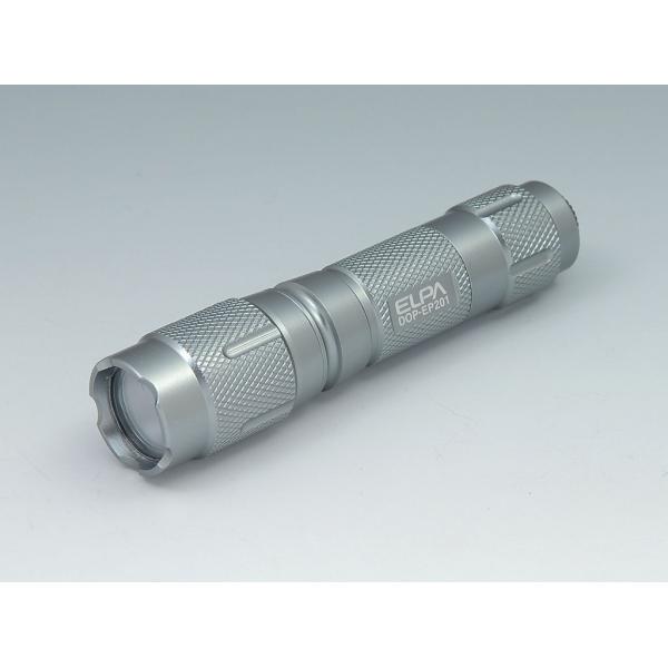 ●ボディには衝撃に強いアルミニウム合金を採用。●乾電池1本で点灯し、コンパクトで携帯に便利なサイズ。●雨の中でも使用できる防雨仕様。■使用電源：単三形アルカリ乾電池×1本(別売)■連続点灯時間：約10時間　※電池の性能により異なります■光源...