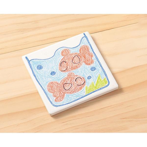 吸水性があって机を濡らさない白雲石のコースター。裏面に傷防止のコルク付き。　　表面に絵を描いたり、転写したりできます　　※画像には制作例が含まれています。　　【詳細】　セット内容：本体×１　商品サイズ：105×105×10mm　材質：白雲土　　