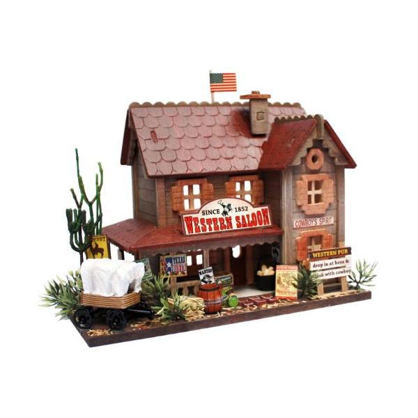 ●対象性別 :男女共用●サイズ目安　W220×D120×H185ｍｍ人気のウッディハウスコレクション！西部劇でもおなじみの男たちが集うテキサスの酒場をドールハウスで再現。パッと目をひく赤茶の辞めのレトロな看板など　随所に男臭さを感じる事が出...