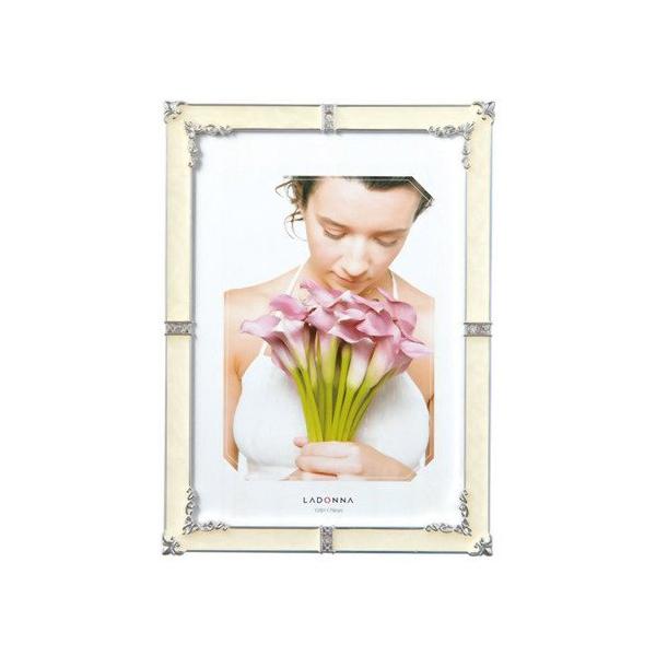 ●カラー：ホワイト●本体サイズ（約）：幅13.7×奥1.0×高16.5cm指輪を思わせるアクセントに煌めくクリスタルをほどこしたブライダルフレーム指輪を思わせるアクセントに煌めくクリスタルをほどこしたブライダルフレームです。大切な写真やカー...