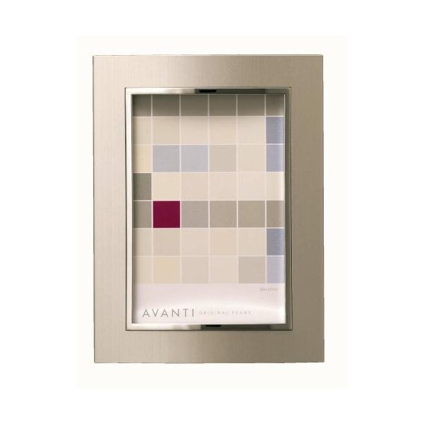 ●メタルの質感が作り出す独自の世界。シックな中にも遊び心が息づく、都会はフレーム。●[素材] アルミニウム、プラスチック■ シャープ＆クールフレームI  暮らしの中に”夢と安らぎ”・”しあわせをお手伝いするアイテム”を提供することを目標に、...