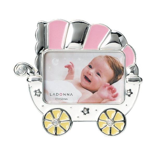 ●[本体サイズ] 外寸:113x103mm●[製造国] 中華人民共和国●[素材] 亜鉛合金、クリスタル、エポキシ愛くるしい赤ちゃんたちの笑顔を飾るのにぴったりな、小さな乗り物のミニフォトフレームです。