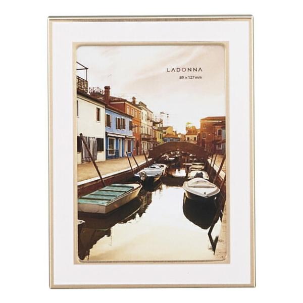 飾る場所を選ばない、ベーシックなインテリアフレーム。メタルとホワイトの組み合わせがアクセント。<br><br>【サイズ(mm)】<br>●写真サイズ：L判<br>●外寸：100×131<...