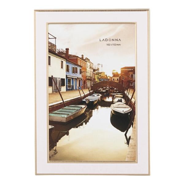 飾る場所を選ばない、ベーシックなインテリアフレーム。メタルとホワイトの組み合わせがアクセント。<br><br>【サイズ(mm)】<br>●写真サイズ：ポストカード判<br>●外寸：118×16...