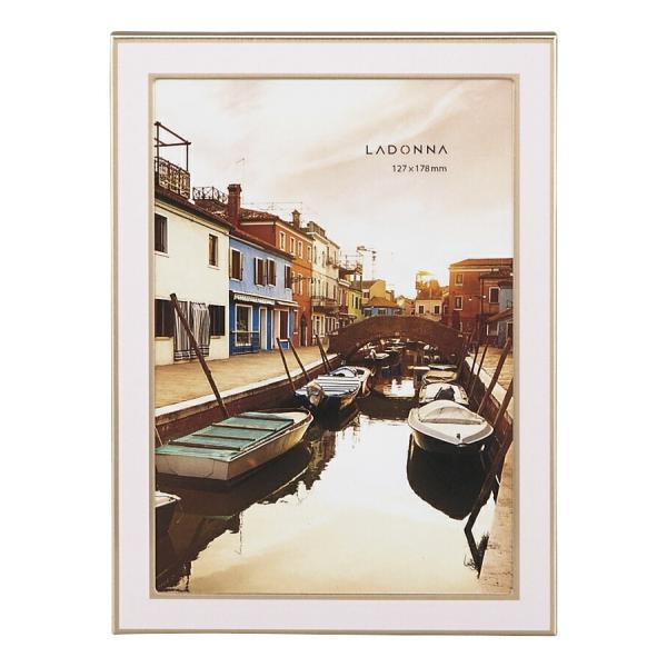 飾る場所を選ばない、ベーシックなインテリアフレーム。メタルとホワイトの組み合わせがアクセント。<br><br>【サイズ(mm)】<br>●写真サイズ：2L判<br>●外寸：148×190&lt...