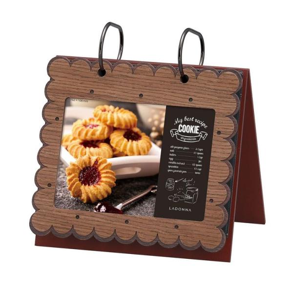 【商品説明】　○飾る、見る、収納する。置き型なので、壁に穴をあけずに気軽に飾れます。実用的で多機能なめくり型アルバム。 　こんがり焼けたココアビスケットをイメージした、木のぬくもりが溢れるアルバム型フレームです。 　お部屋で過ごすひとときを...
