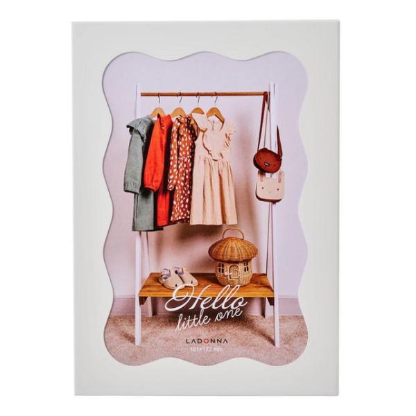 【商品説明】　◇柔らかな波型が、お気に入りの写真を個性的で魅力的に縁取ります。　ポストカードサイズの写真は、切らずにそのまま入れることができます。 　　【詳細】　・外寸(mm)：124×174　・内寸(mm)：123×173　・窓寸(mm)...