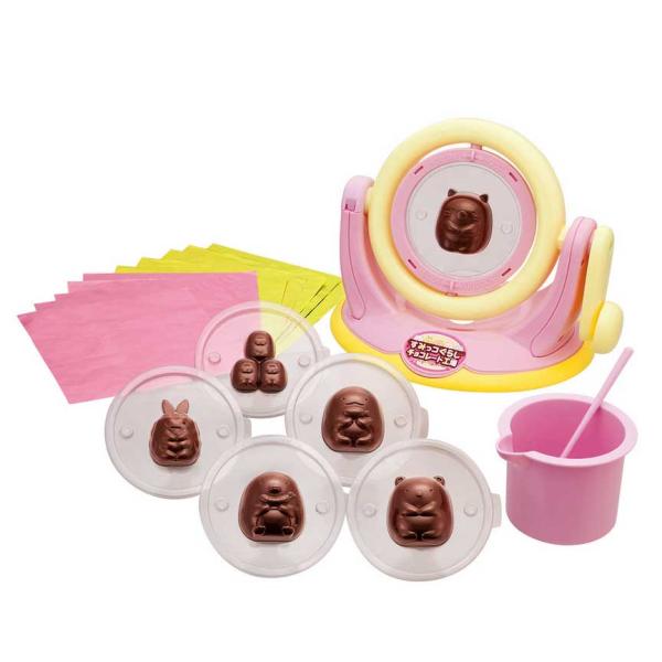 【商品名：バンダイ(BANDAI) すみっコぐらし チョコレート工場　対象年齢8歳〜】　【商品説明】　♪くるくる回して立体的なチョコレートが簡単に作れる「くるくるチョコレート工場」に、　人気のすみっコぐらしが登場！　　♪人気の６種の立体キャ...