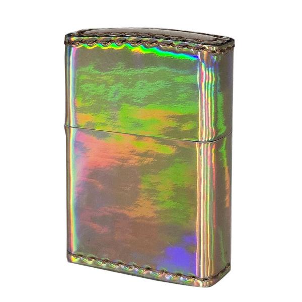 【商品説明】　明るさ・角度により様々な色調へと変化するオーロラ加工を施しました。特殊な素材を熟練の職人により、裁断から縫製までひとつひとつ丁寧に仕上げました。  　　【詳細】　・サイズ：W37×H57×D13mm　・ZIPPO 専用化粧箱付...