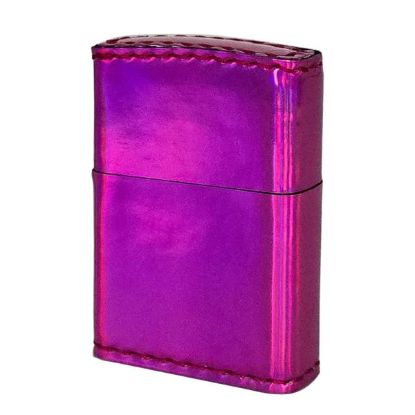 【商品説明】　明るさ・角度により様々な色調へと変化するオーロラ加工を施しました。特殊な素材を熟練の職人により、裁断から縫製までひとつひとつ丁寧に仕上げました。  　　【詳細】　・サイズ：W37×H57×D13mm　・ZIPPO 専用化粧箱付...