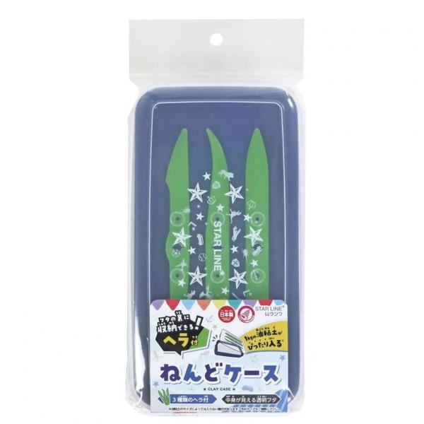 【商品説明】　・フタの裏に収納できる3種類のヘラ付粘土ケース　・フタはストッパー機能付　・名前シール付　・日本製　　【詳細】　・本体サイズ：H50×W220×D115mm、(ケース)130g、(ヘラ)12g、　(収納可能サイズ)約90×19...