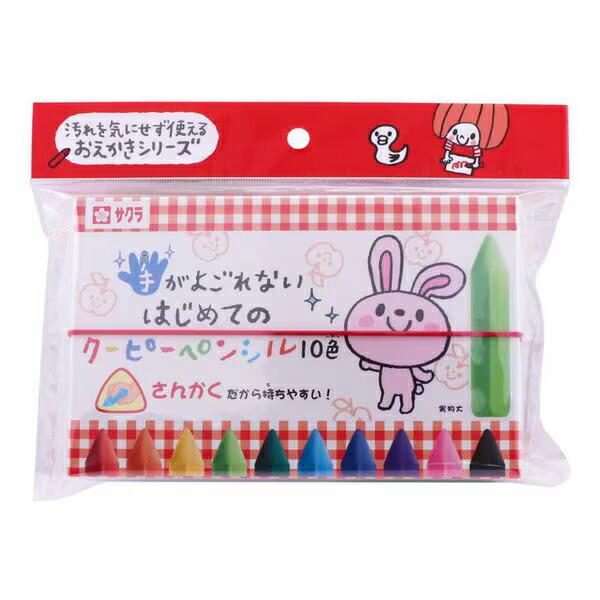 【商品説明】　ベタつかず手が汚れない、全部が芯の色鉛筆。幼児が持ちやすい三角軸。　　・ベタつかず手が汚れません。また、塗りカスが少なく周囲を汚しにくくなっています。　・三角形で太い形のクーピーペンシルのため、力の弱い幼児が楽しく描け、正しい...