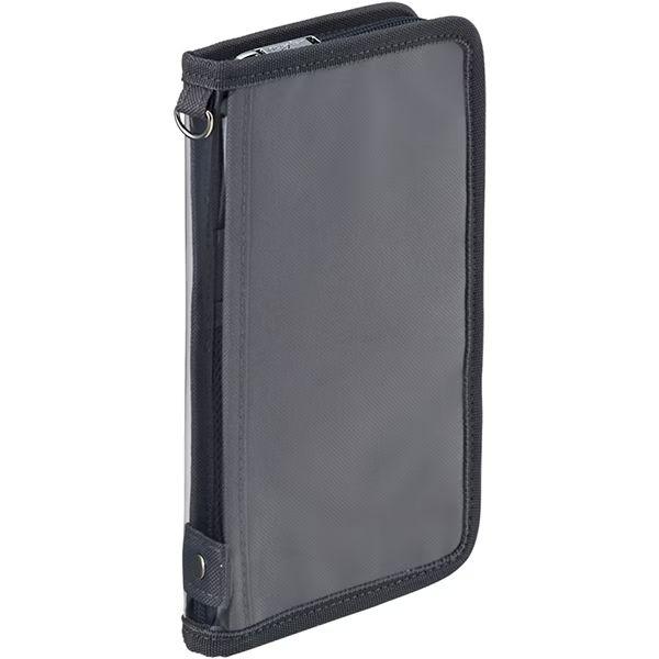 透明シートをデコレーションして自分だけのポーチが作れます。　【商品説明】　○デコレーションしたシートを透明ポケットにセットするとオリジナルデザインのポーチが作れます。　内側にはトレカや会員証が入るカードポケット、中身が見える透明ポケット、缶...