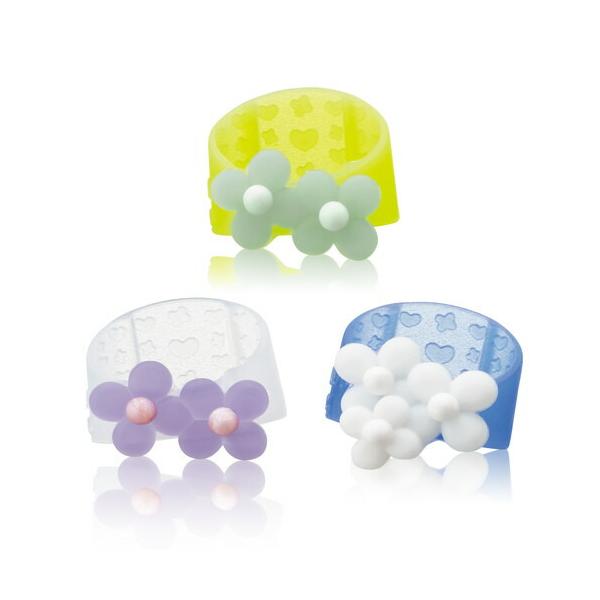 【商品名：（まとめ買い）プラス 指サック メクリッコ Sweet (モチーフ付きシリコンタイプ) フラワー 3個入 Mサイズ フラワー1 KM-302SB-3 〔×10〕】　かわいいだけでなく、「メクリッコカラータイプ」と同じく摩擦抵抗が高...