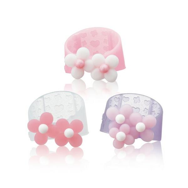 【商品名：（まとめ買い）プラス 指サック メクリッコ Sweet (モチーフ付きシリコンタイプ) フラワー 3個入 Mサイズ フラワー2 KM-302SB-3 〔×10〕】　かわいいだけでなく、「メクリッコカラータイプ」と同じく摩擦抵抗が高...