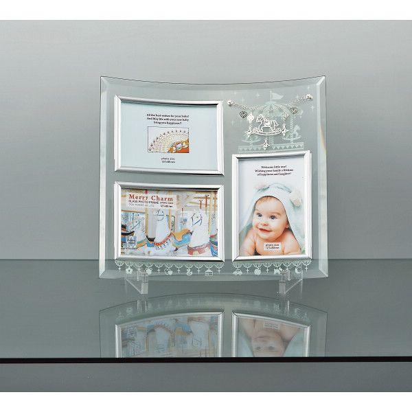 ■透明のガラスにベビーモチーフをプリントし、可愛いメリーチャームを付けました。ベビーギフトにお使い頂けるフォトフレームです。　　【商品内容】●写真サイズ：サービスサイズＬ判３枚収納可●卓上用●アクリルスタンド付　【商品サイズ】●約２７．５×...