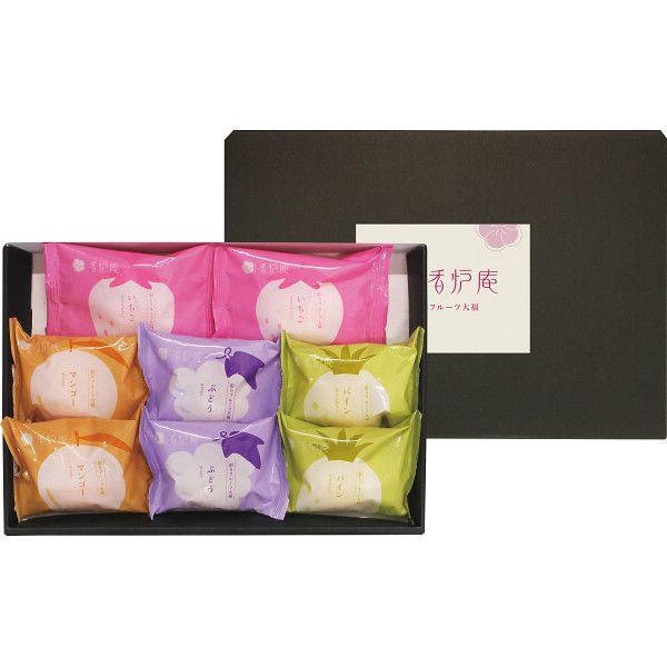 みずみずしいフルーツの果肉とクリームを柔らかなお餅で閉じ込めたカラフルなフルーツ大福です。　　【商品内容】●いちご・マンゴー・ぶどう・パイン×各２（計８）　【原産国】日本　【箱サイズ】29×20×4cm　【箱入重量】620g　【宅配区分】冷...
