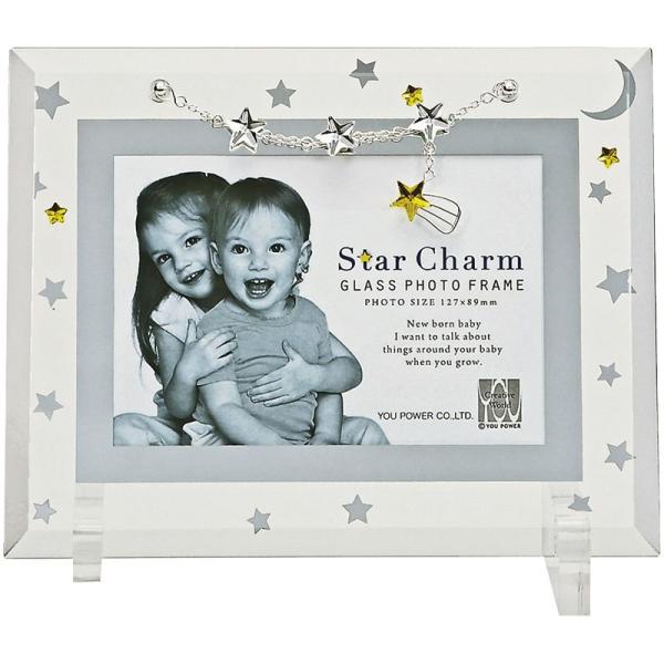 揺れる星のチャームとフレーム周りに取らばる星は華やかなフォトフレームです。とびっきりの写真を飾ってください。　　【セット内容】サービスサイズ1枚用、卓上用　【商品サイズ】18×14cm　【箱サイズ】15×19×2cm　【箱入重量】0.3kg...