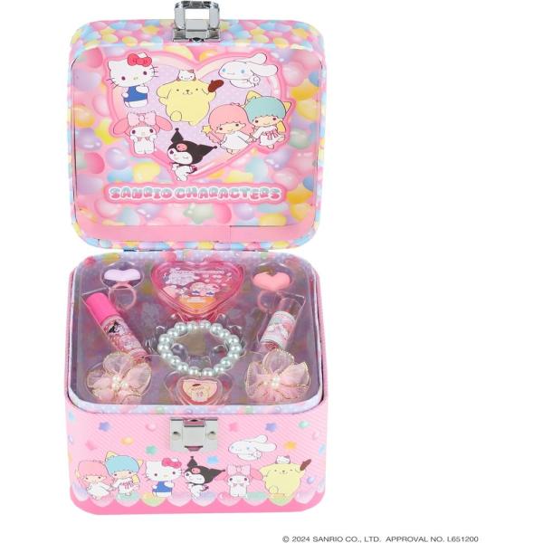 「サンリオキャラクターズ」の「スウィートメイクボックス」が登場！　サンリオキャラクターズ柄のかわいいメイクィボックスの中にはコスメや雑貨がいっぱい！　　対象年齢：6歳以上　パッケージサイズ：105×104×150mm　　(C) 2024 S...