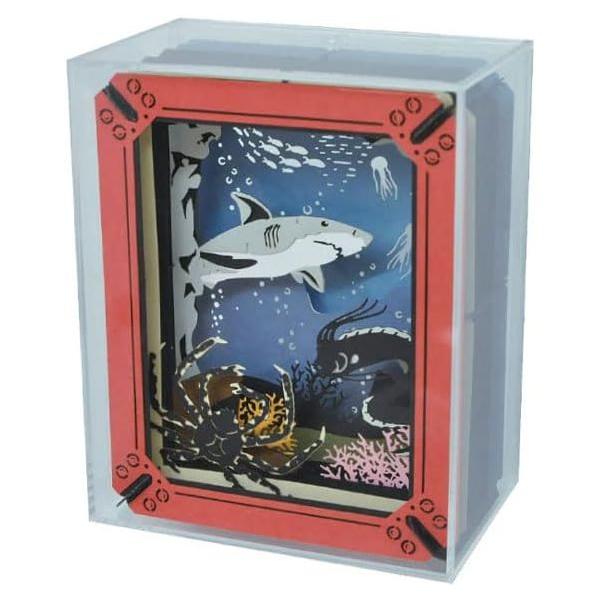 組み立てて完成した「ペーパーシアター」を大切に保管しながら飾ることができます。完成サイズが80×100×42mm以内なら、縦柄でも横柄でも入ります。　　対象年齢：15歳以上　パッケージサイズ：100×120×75mm