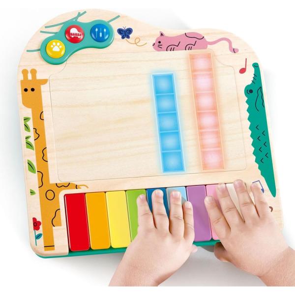 木目調の画面が光る!?不思議で楽しいピアノ！●普通のピアノとして楽しめる「ピアノモード」だけでなく、鍵盤を押すと動物たちのピクセルアートが鳴き声と一緒に楽しめる「ピクセルアートモード」や、画面に出てくるガイドに合わせて鍵盤を押すことで曲が弾...