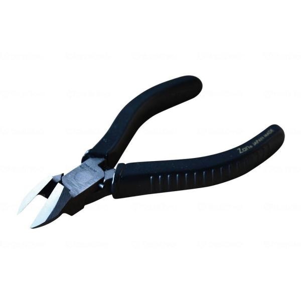 巻き爪・足の爪もきれいにカット！　　○医療・介護現場のフットケアに！力の入れやすい特製樹脂グリップ仕様！　　材質：特殊炭素鋼　グリップ：塩化ビニル樹脂　ブレードキャップ：牛革　　＜規格・サイズ＞　○全長：13cm　○日本製　　※画像は代表画...