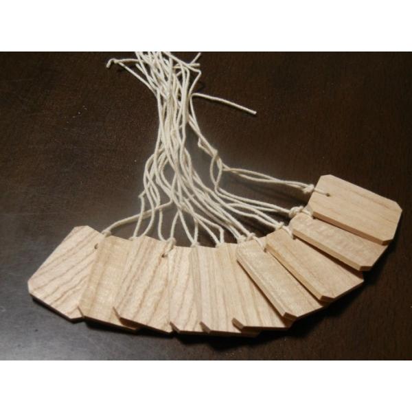 桐の木札１０枚セットです。表面を磨いているので滑らかで書きやすいです。 寸法 ３８mm×２７mm 厚み２ｍｍ