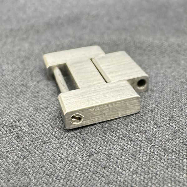 【商品名】カルティエ Cartier 純正 パシャC コマ ステンレススチール 駒 約18mm【駒のサイズ】１８ｍｍ（横）×１０ｍｍ（縦）【素材】ステンレススチール【商品説明】ねじ山が、ねじの先端にあるタイプの駒です。(画像を参照して下さい...