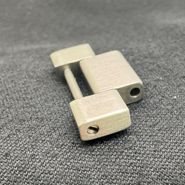 【商品名】カルティエ Cartier 純正 パシャC コマ 駒 約18mm 半コマ パシャ【駒のサイズ】１８ｍｍ（横）×６ｍｍ（縦）【素材】ステンレススチール【商品説明】ねじ山が、ねじの先端にあるタイプの駒です。(画像を参照して下さい。）【...