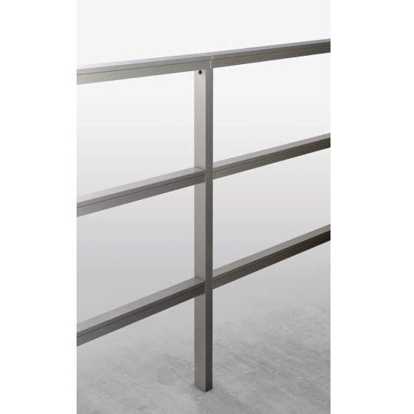 【YKKAP】シンプルな間仕切り柱タイプの連続フェンスです。