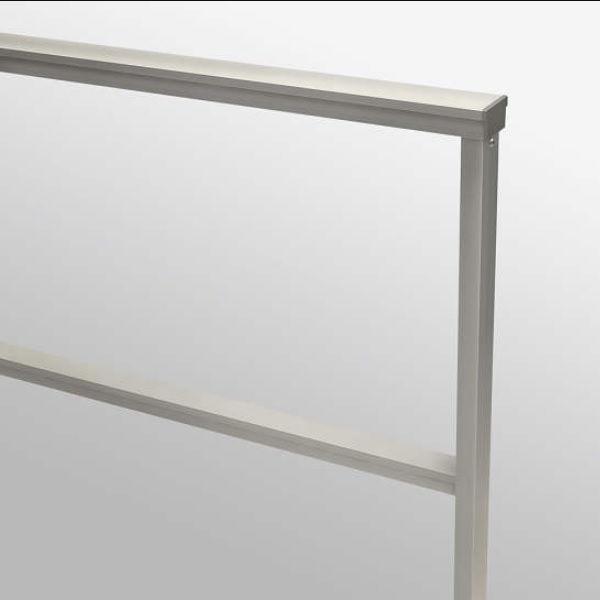 【YKKAP】シンプルな間仕切り柱タイプの連続フェンスです。