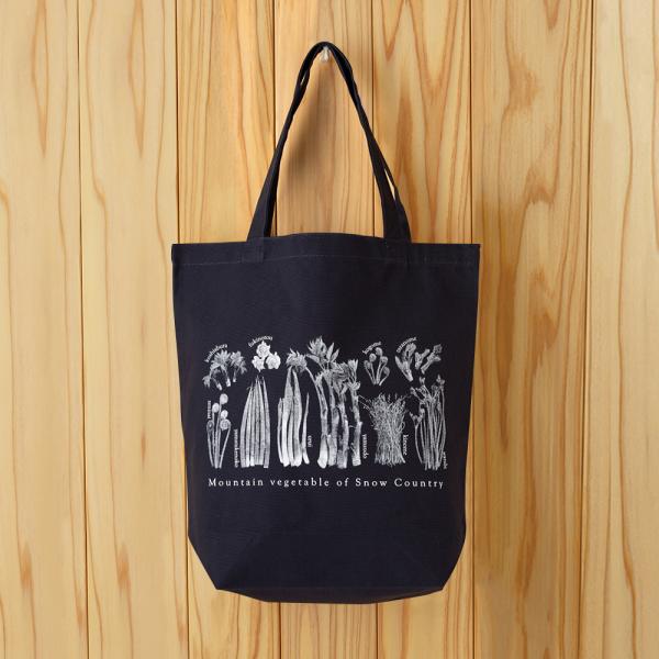 ・素材：綿100％・厚さ：11.1oz・カラー：ネイビー・本体サイズ：W36×H37×D11cm　持ち手長さ：2.5×47cm・内容量：10L遂にトートバッグにもネイビーが仲間入り！人気の山菜図鑑柄を白一色でプリントしてシックな印象に。どん...