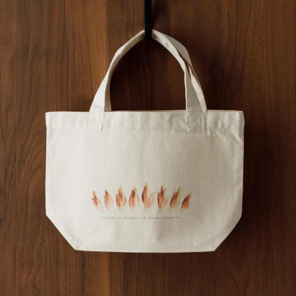 【発売日：2023年03月02日】・素材：綿100％（キャンバス）・厚さ：13.1oz・カラー：ナチュラル・本体サイズ：W30×H20×D10cm　持ち手長さ：2.5×29cm・内容量：4L肉厚で丈夫なキャンバス地のトートバッグです。※無漂...