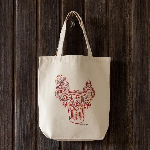 【発売日：2022年08月12日】・素材：綿100％（キャンバス）・厚さ：13.1oz・カラー：ナチュラル・本体サイズ：W36×H37×D11cm　持ち手長さ：2.5×47cm・内容量：10L肉厚で丈夫なキャンバス地のトートバッグです。※無...