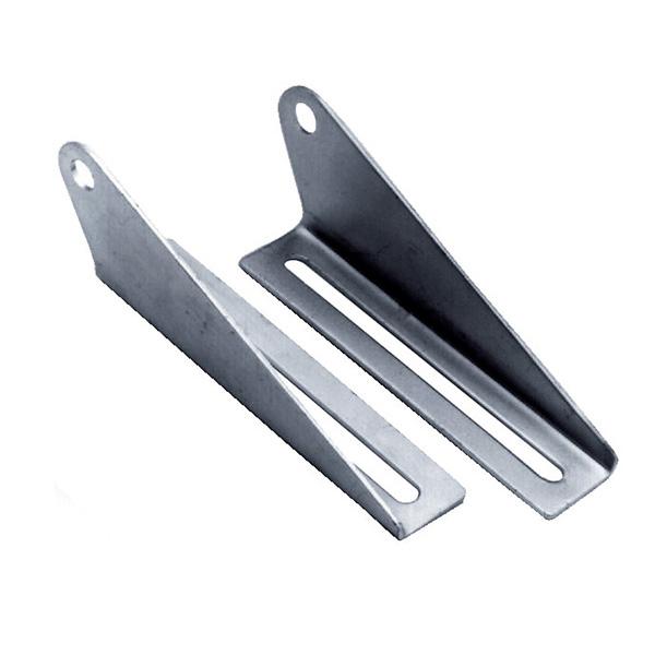 商品コード：511260二分割タイプのキールローラーブラケットです。取付幅を自由に調節が可能です。◆ベース長：8インチ(203mm)◆左右1セット◆材質：スチール(亜鉛メッキ)製◇attwood 11260-1