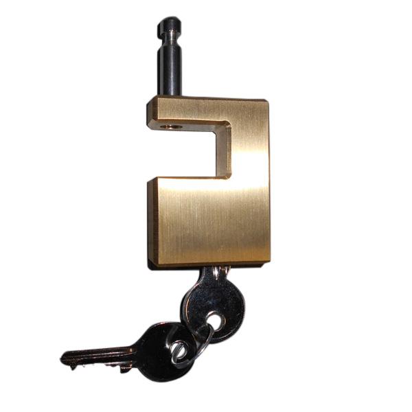 商品コード：571609トレーラーをヒッチメンバーに装着してロックさせる鍵付きカプラーロックピンです。トレーラーの盗難防止に役立ちます。◆ピン径:約7mm◆ピン内側内径:約13mm × 約16mm◆外径:縦 約37mm × 横 約53mm ...