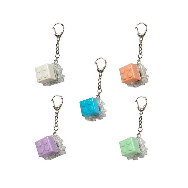 商品サイズ：2.1×3cm　カチカチ楽しい！光ってかわいい！「光る連結ブロックカチカチKH」は、押すたびに心地よいクリック感が楽しめる話題のクリッカーキーホルダーです。長押しするとカラフルに光る！さらに複数のチャームを、無限∞にカチッ　カチ...