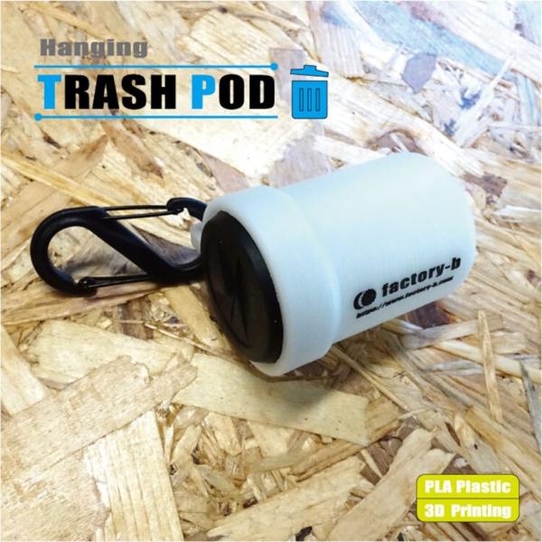 ■蓋は切れ込みの入ったゴム製となっていますので、片手でゴミを押し込むだけで簡単に入れることができます。溜まったゴミを捨てる時はゴム製の蓋を引っ張って外すことができます。