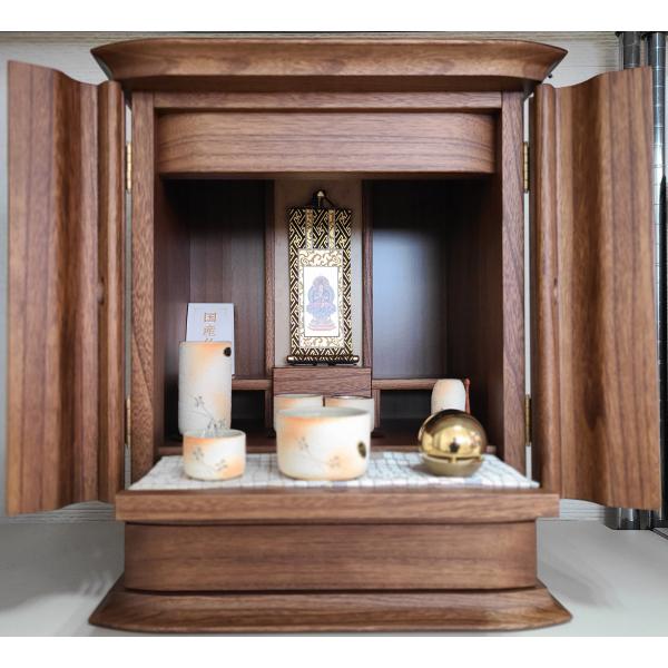 自然な木目は無垢の桐材からでる表情です。調湿効果に優れ反りにも強いのが特徴です。＜お仏壇 イフ＞【サイズ】高:48-5×幅:40.5×奥行:31.5cm　　　　（上段から天井）高:23.5cm　　　　（梱包時総重量）8kg【カラー】ダーク色...